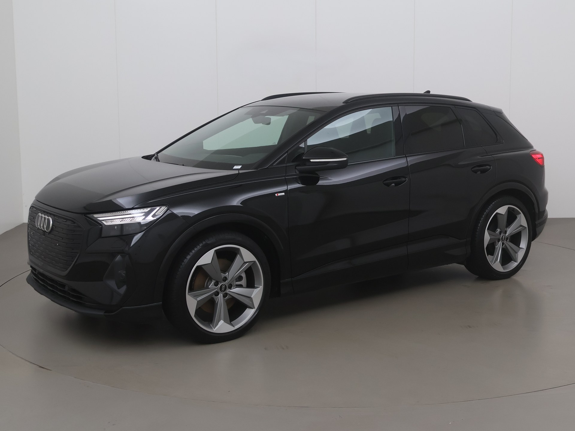 Tweedehands Audi Q4 E-tron - 82 kwh 45 quattro attraction 265 AT - 5 ...